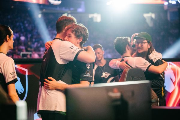 Видео: эмоции Team Liquid и Team Secret после матча за выход в гранд ...