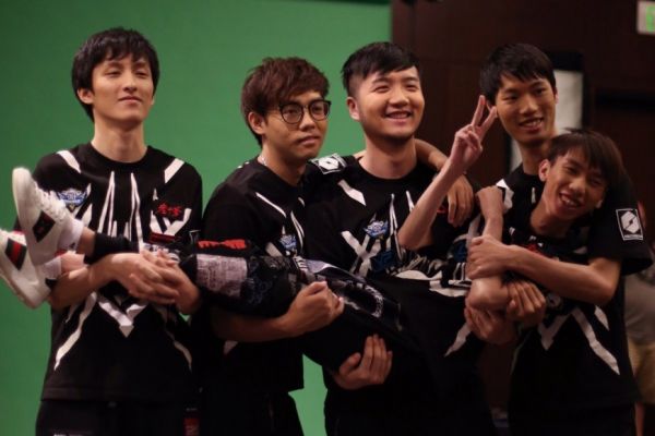 LGD Gaming и LGD.FY возглавили турнирные таблицы TI7