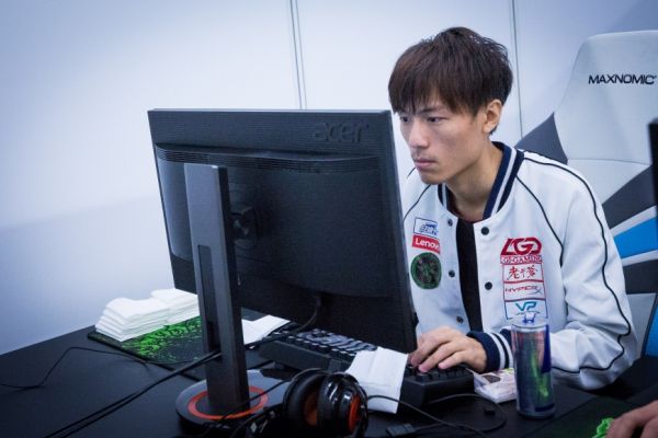 Sylar теперь играет за EHOME